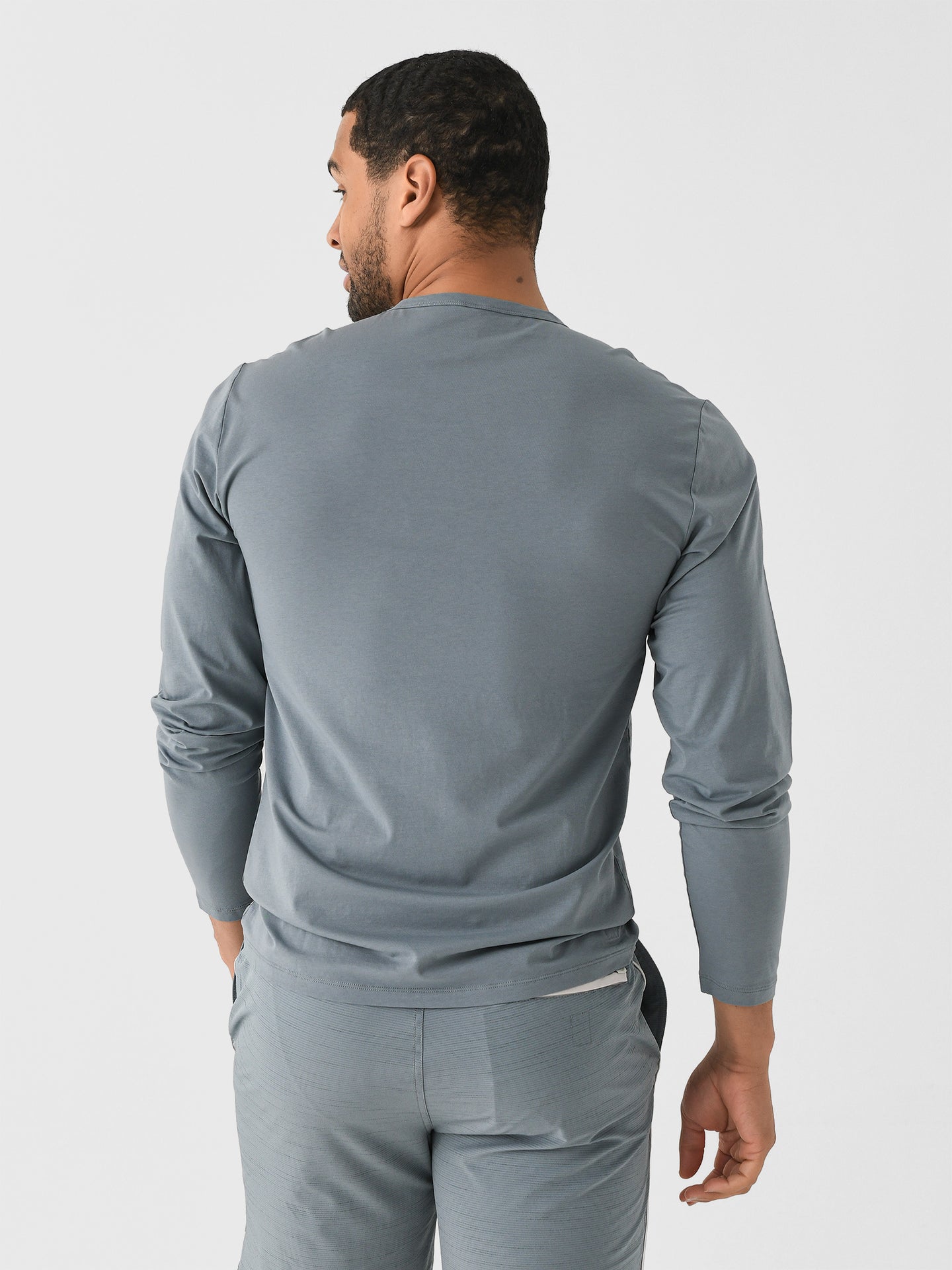Vuori Men's Long Sleeve Feather Pocket Tee – Saint Bernard